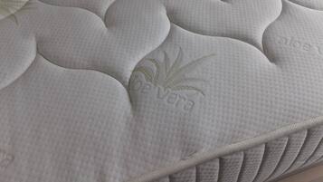 Um colchão com superfície texturizada e padrão de folhas em relevo.