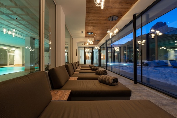 Piscina interior, piscina exterior, guarda-sóis, espreguiçadeiras