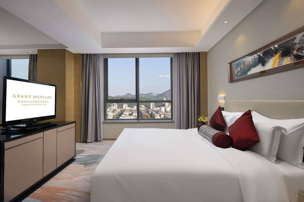 Roupa de alta qualidade, edredões de penas, minibar, cofre no quarto