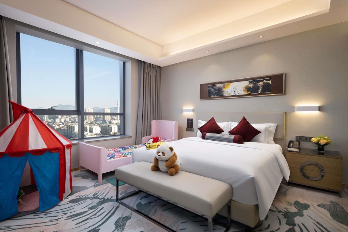 Quarto Familiar, 1 cama king-size | Roupa de alta qualidade, edredões de penas, minibar, cofre no quarto