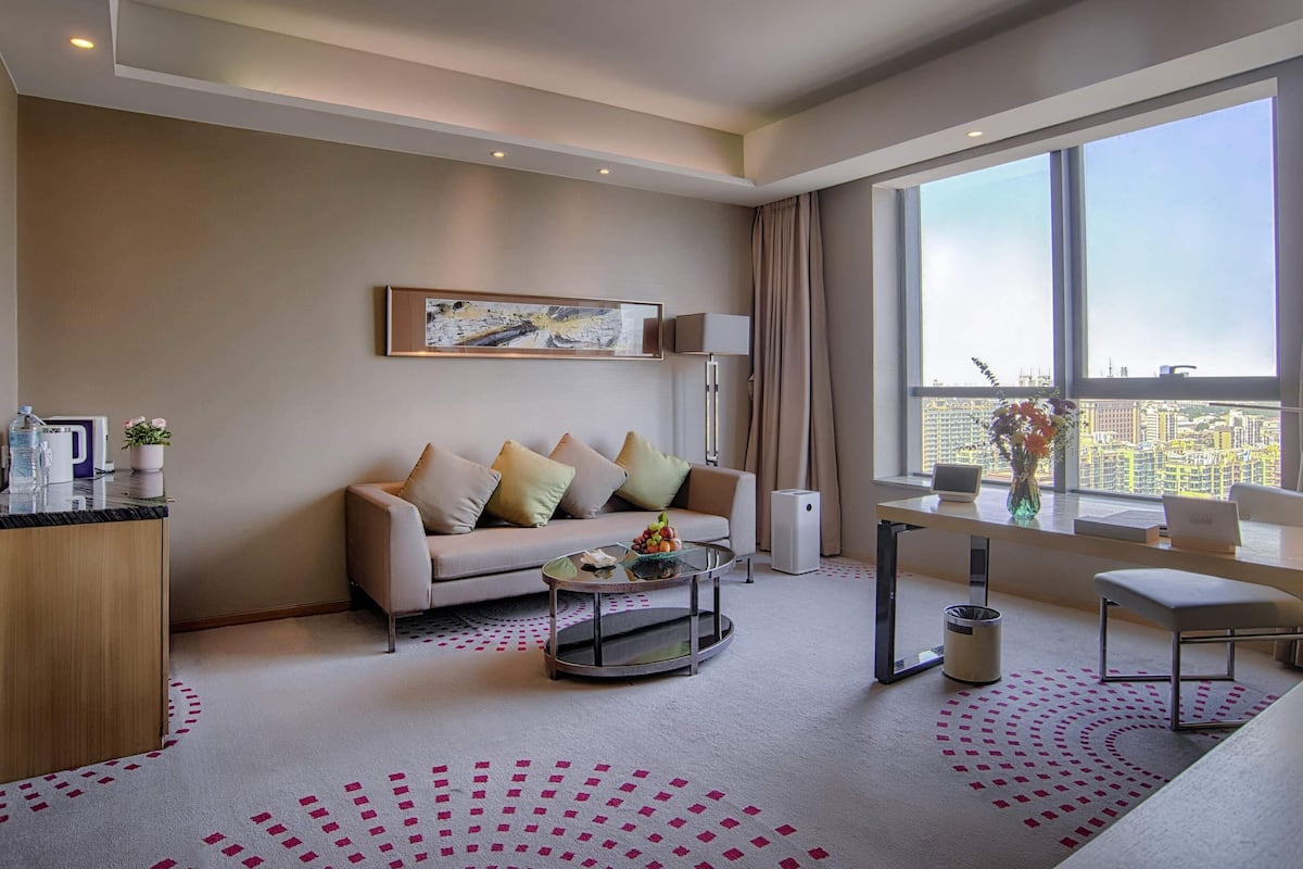 Suite Deluxe, 1 cama king-size | 1 quarto, roupa de alta qualidade, edredões de penas, minibar