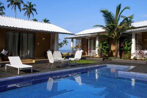 2 piscinas exteriores, espreguiçadeiras 