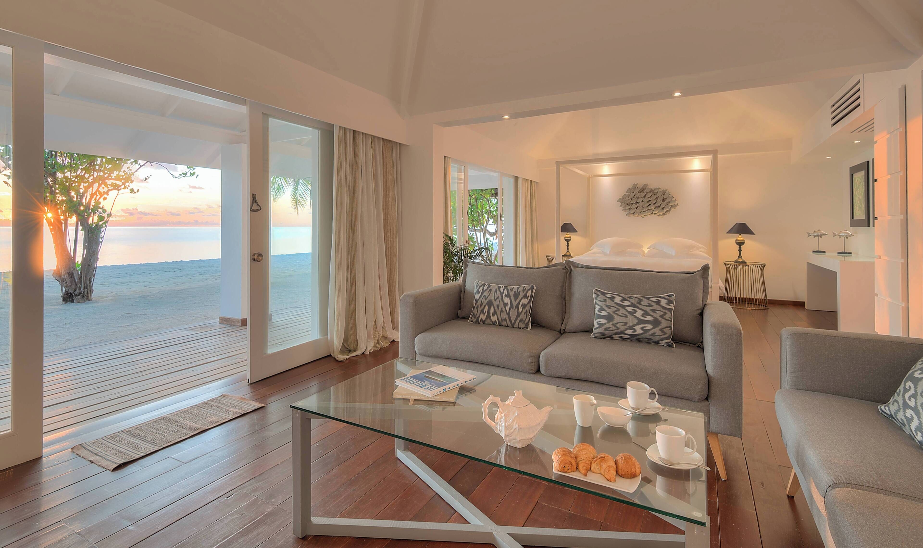 Suite, vista para a praia | Roupa de alta qualidade, minibar com produtos grátis, cofre no quarto 
