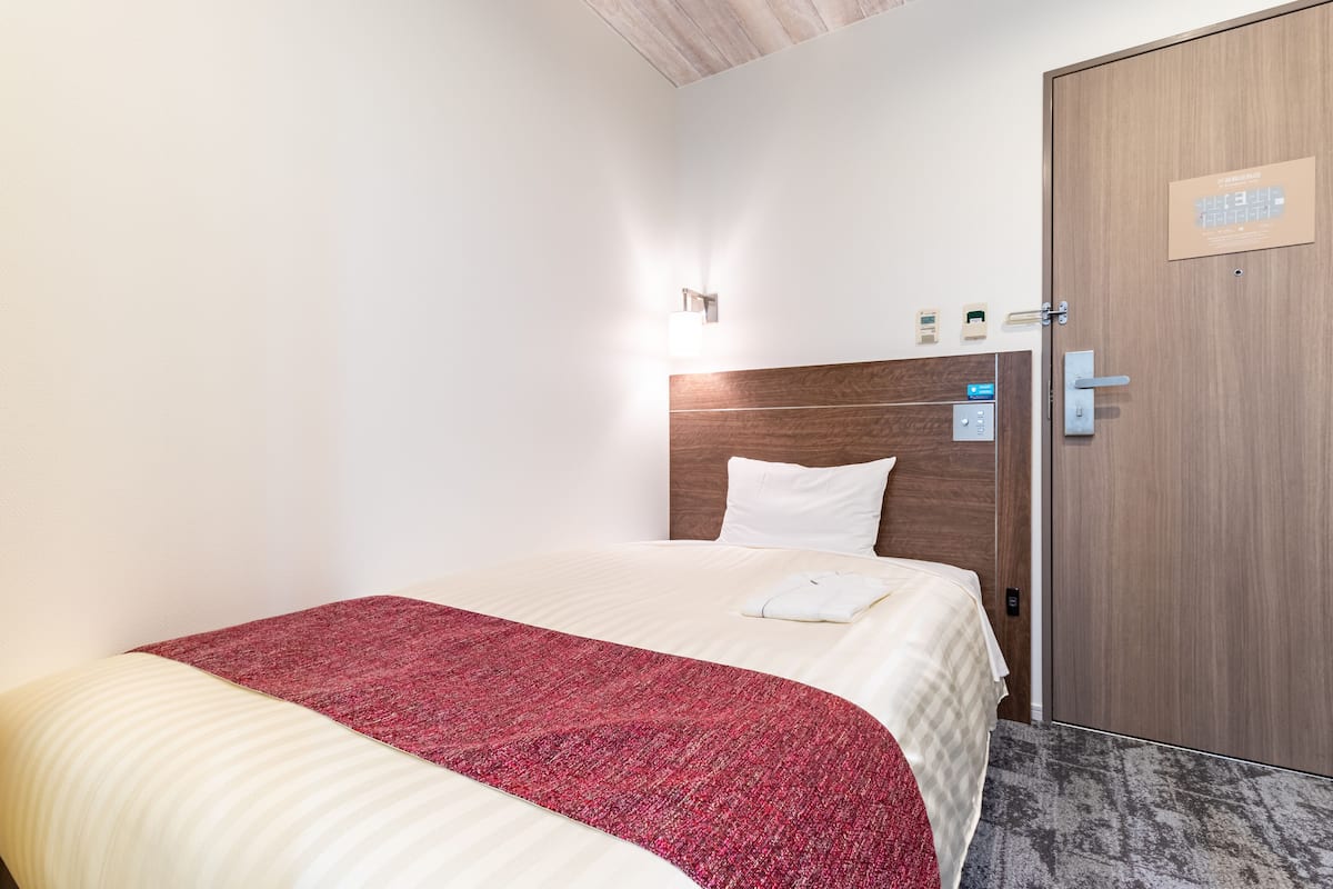 Roupas de cama premium, escrivaninha, cortinas blackout