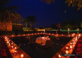 Piscina interna, piscina externa, espreguiçadeiras