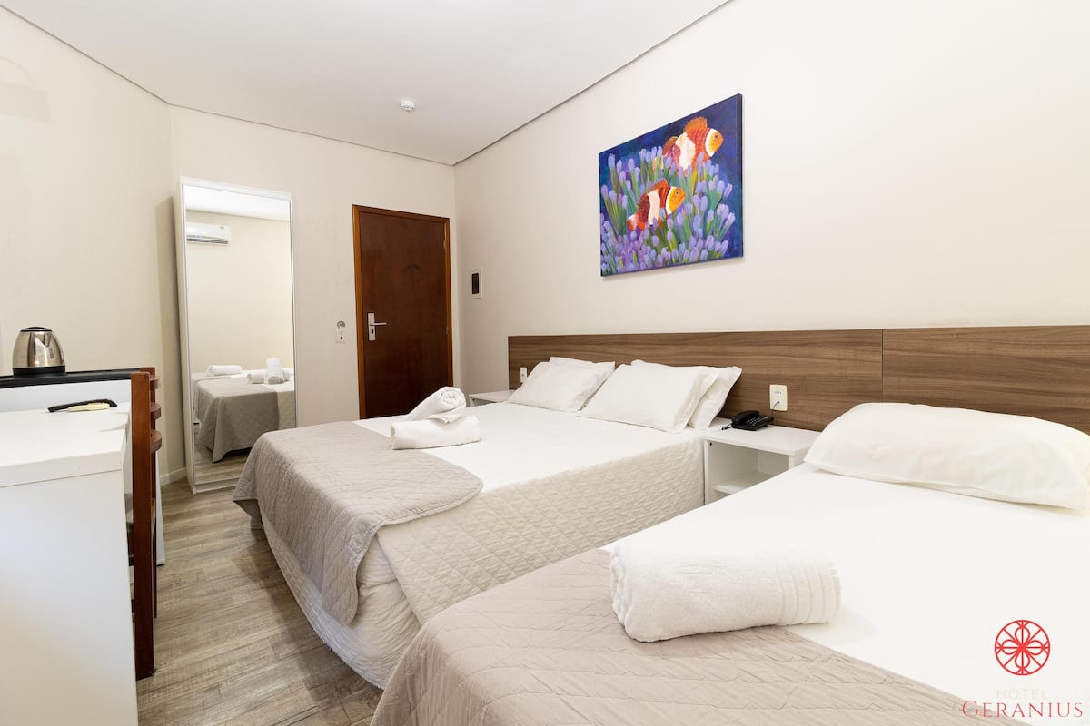 Minibar, cofre no quarto, Wi-fi grátis, roupa de cama fornecida