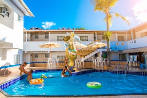 Piscina exterior, espreguiçadeiras