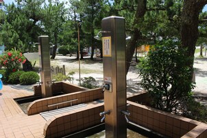 Uma área de sauna pública com várias bancas e estruturas de metal.