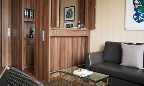 Apartamento luxo, cozinha americana | Cozinha americana privada | Frigobar, chaleira elétrica, filtros de café/chá reutilizáveis