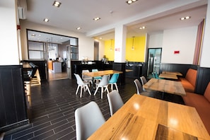 Pequeno-almoço tipo buffet diário (40 USD por pessoa)