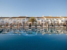 Suite, varanda, vista para a piscina | Piscina | Piscina exterior, toldos (sobretaxa), guarda-sóis