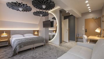 Quarto Quádruplo Deluxe | Secretária, cortinas/cortinados opacos, ferro/tábua de engomar