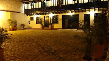 Fachada do alojamento (tarde/noite)