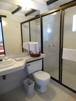 Quarto Duplo Superior, 1 cama de casal | Roupa de alta qualidade, camas de colchão viscoelástico, minibar