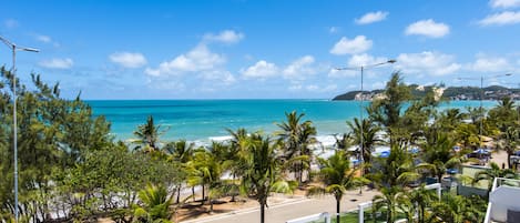 Piscina exterior, guarda-sóis, espreguiçadeiras