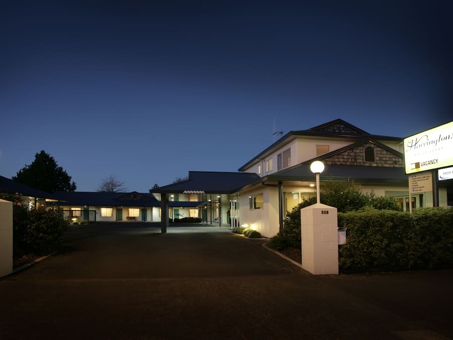 Fachada da propriedade à noite