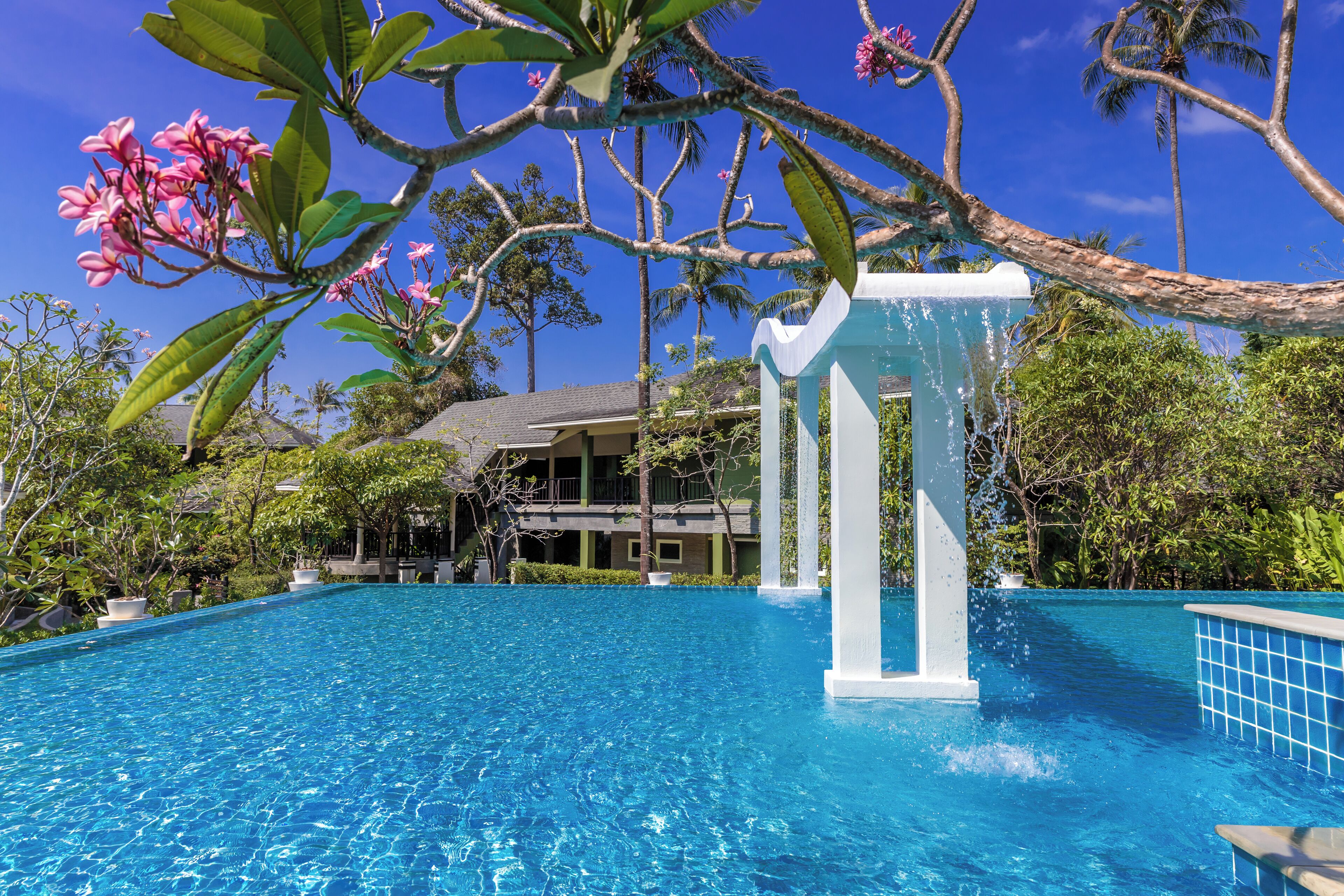 2 piscinas externas, guarda-sóis, espreguiçadeiras