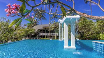 2 piscinas externas, guarda-sóis, espreguiçadeiras