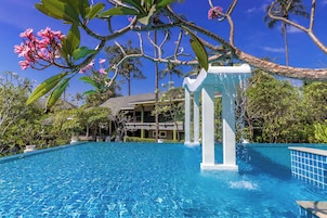 2 piscinas externas, guarda-sóis, espreguiçadeiras