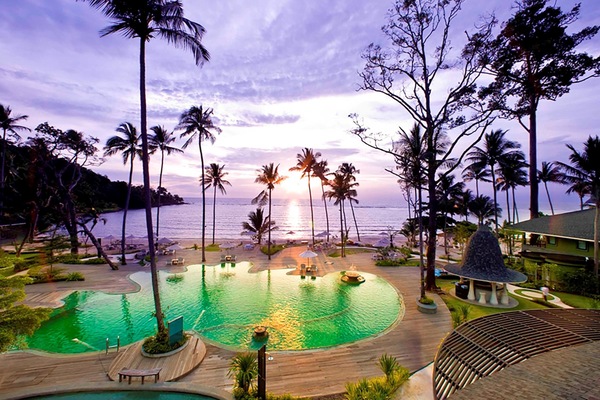 2 piscinas exteriores, guarda-sóis, espreguiçadeiras