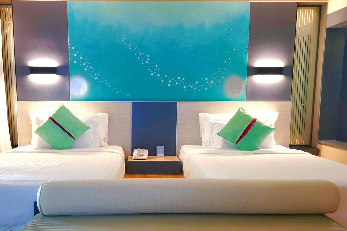Quarto Deluxe, 2 camas individuais, vista para o jardim | Cofre no quarto, secretária, camas desdobráveis, Wi-fi grátis 