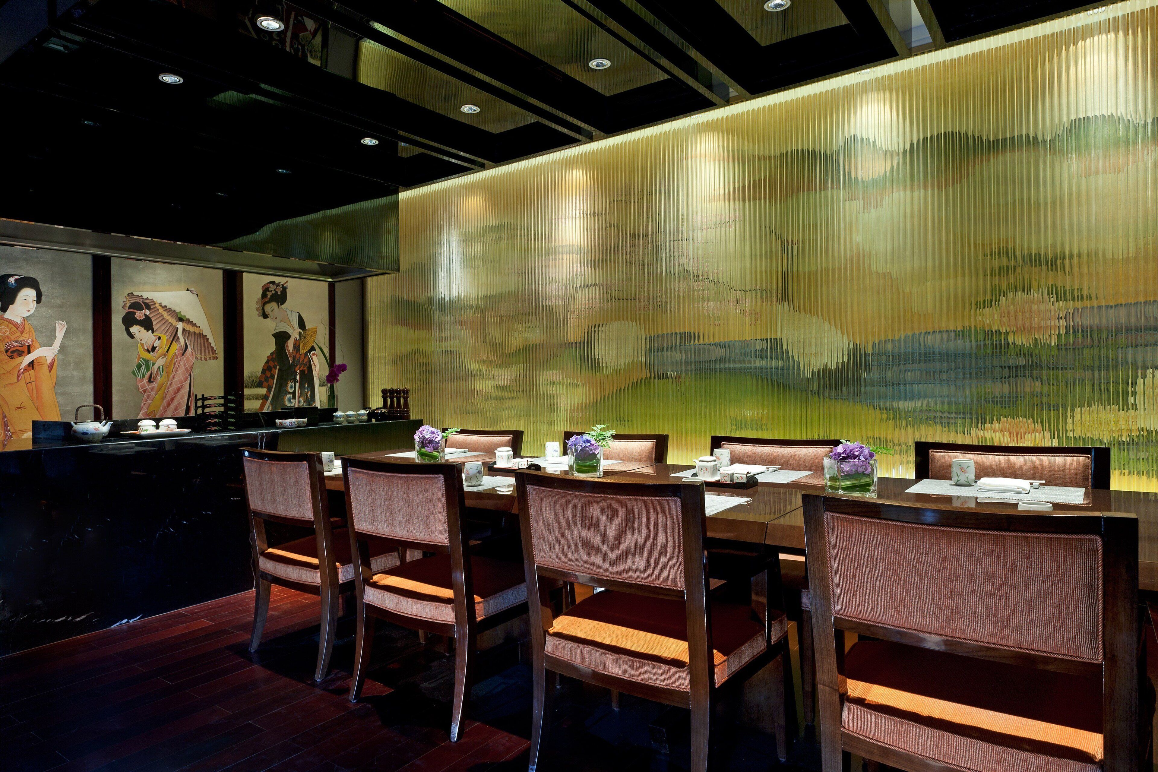 Restaurante com mobiliário de madeira e uma grande parede decorativa.