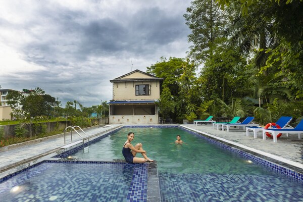 Hotel Parkside & Swimming Pool-between Greenery And Azure ,Your Perfect Retreat - Tibet