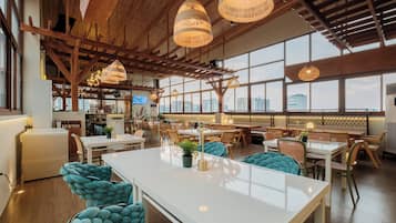 2 restaurantes, pequenos-almoços servidos