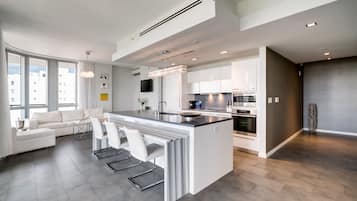 Suite, 2 quartos, varanda | Cozinha privada | Uma cafeteira/bule, uma cadeira de bebé