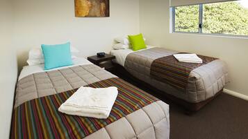 Apartamento Deluxe, 2 quartos, cozinha, vista para o pátio | Roupa de alta qualidade, camas de colchão pillowtop