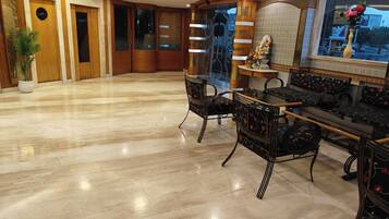 Área de estar no saguão