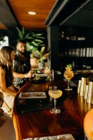 Jantares servidos, cozinha à base de marisco, com vista para a praia 