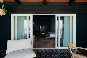 Suite-Estúdio, 1 cama king-size, varanda, vista para o oceano | Roupa de alta qualidade, com decoração personalizada 