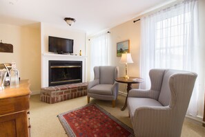 Quarto superior | Área de estar | TV de tela plana 42 polegadas com canais a cabo, TV