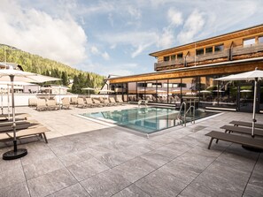 Piscina interior, piscina exterior, espreguiçadeiras 