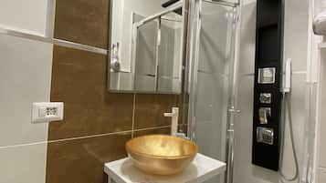 Quarto casal | Banheiro | Chuveiro, chuveiro com efeito de chuva, produtos de toalete grátis, bidê