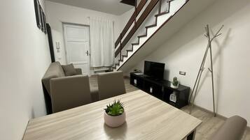 Apartamento, 1 cama de casal e sofá-cama, no jardim | Edredons de pluma, frigobar, cofres nos quartos, escrivaninha