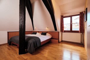 Roupa hipoalergénica, cofre no quarto, secretária, Wi-fi grátis 