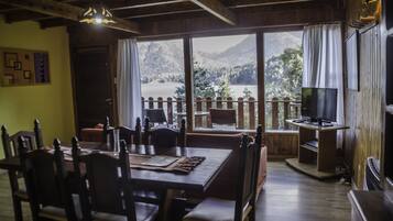 Apartamento, 2 quartos | Sala | Televisor de 29 polegadas com canais via satélite, leitor de DVD