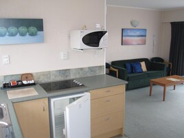 Um frigorífico, um micro-ondas, uma placa de cozinha 