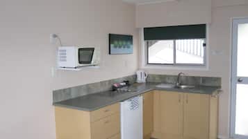 Um frigorífico, um micro-ondas, uma placa de cozinha