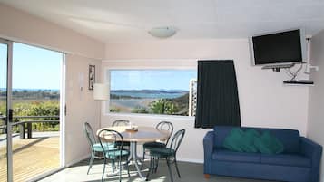 Apartamento, 2 quartos, vista para o mar | Sala | Televisor LCD, leitor de DVD