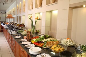 Pequenos-almoços, almoços, jantares servidos, cozinha internacional 