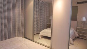 Suíte luxo, cozinha americana, vista parcial para o mar | 1 quarto, frigobar, escrivaninha, Wi-Fi de cortesia