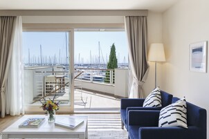 Dúplex Panorâmico, 2 quartos, 2 casas de banho, em frente ao mar | Sala de estar | Televisor de ecrã plano de 32 polegadas com canais por cabo, televisor 