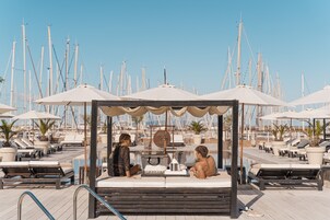 Piscina externa sazonal, funciona das 10h às 18h, barracas, guarda-sóis