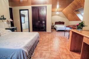 Quarto quádruplo família | Wi-Fi de cortesia, roupa de cama