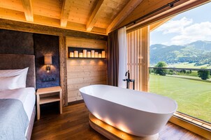 Chalé Superior | Sala de estar | Televisor, piso aquecido 