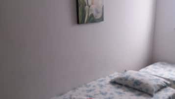 Quarto Individual Básico | Minibar, ferro/tábua de engomar, Wi-fi grátis, roupa de cama fornecida