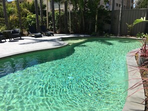 Piscina externa, funciona das 8h às 20h, espreguiçadeiras